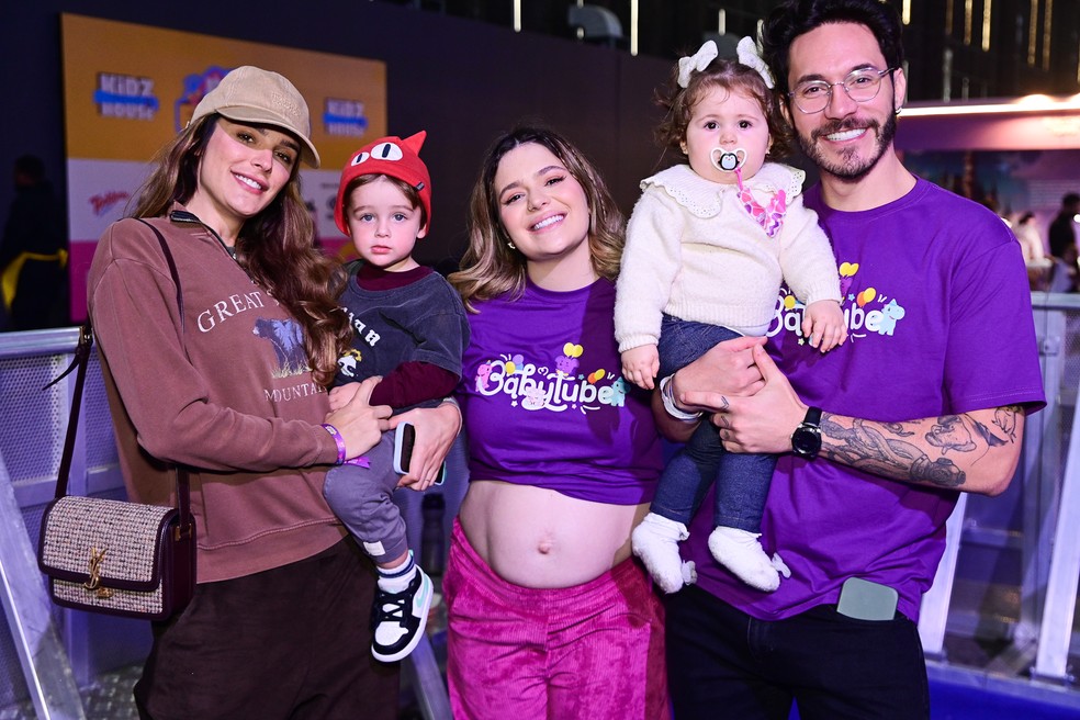 Viih Tube exibe barriga de gravidez em programa infantil com Eliezer e ...