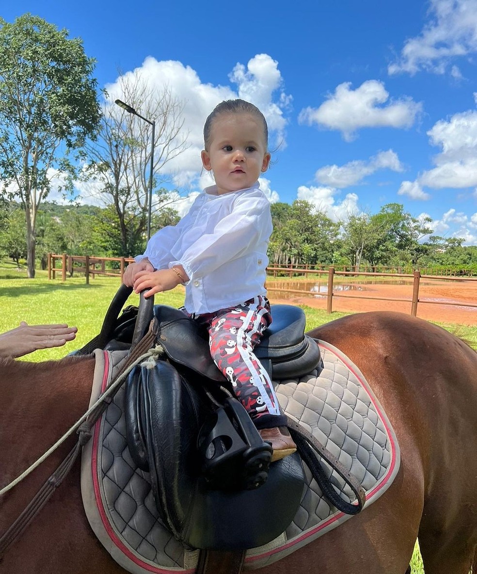 Virginia Fonseca mostra aula de hipismo da filha de um ano, Maria Alice