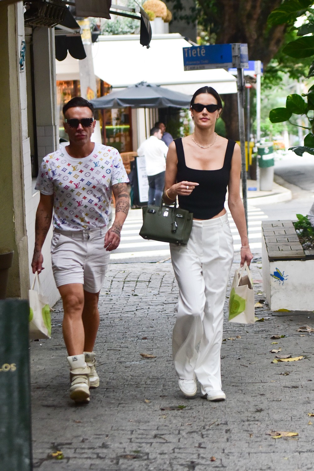Alessandra Ambrosio faz compras em bairro nobre de São Paulo
