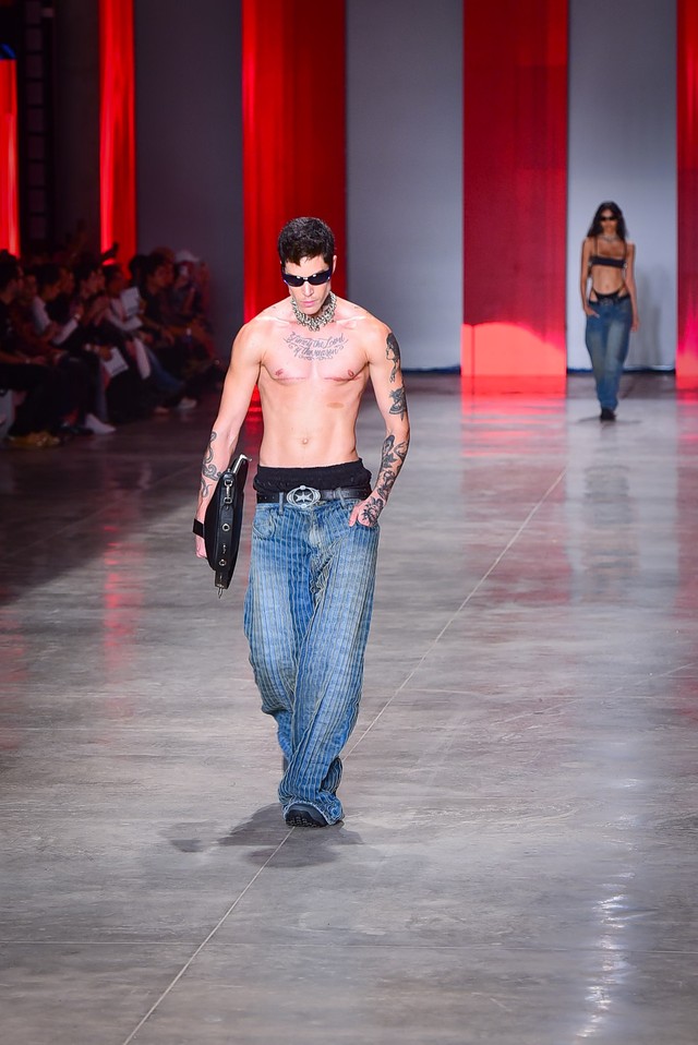 Sam Porto desfila sem camiseta e mostra corpo sarado na SPFW