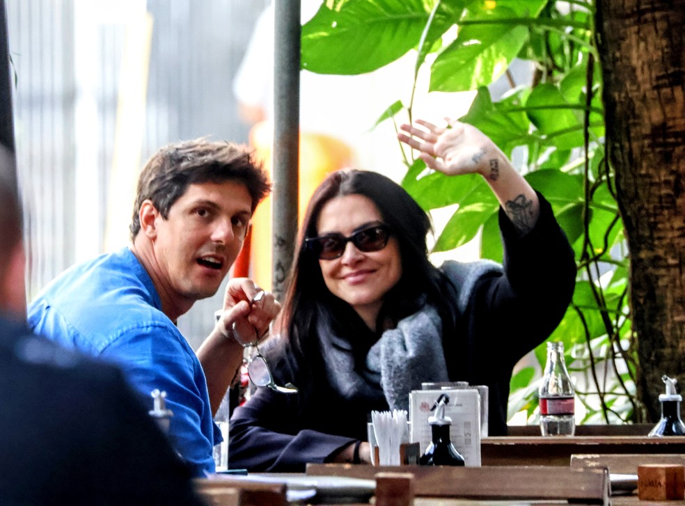 Cleo Pires e Rafael Infante almoçam juntos e reagem ao ver paparazzo