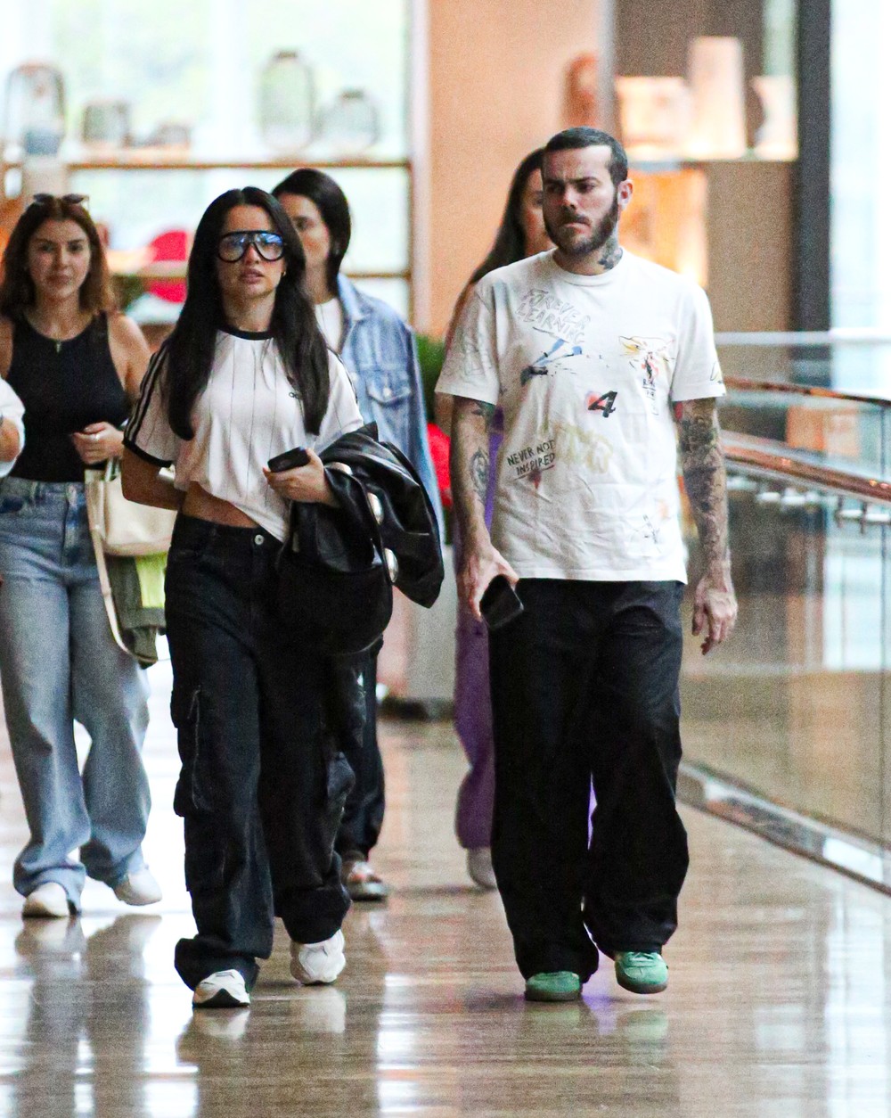 Juliette passeia em shopping do Rio de Janeiro com a mãe; fotos