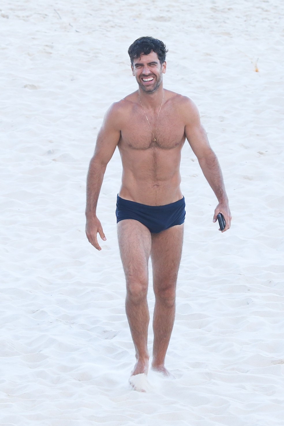 De sunga, Marcos Pitombo mostra corpo sarado em dia de praia com amigo no Rio