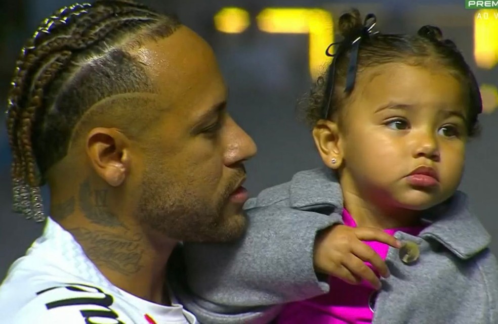 Bruna Biancardi mostra Mavie torcendo por Neymar em jogo do Santos