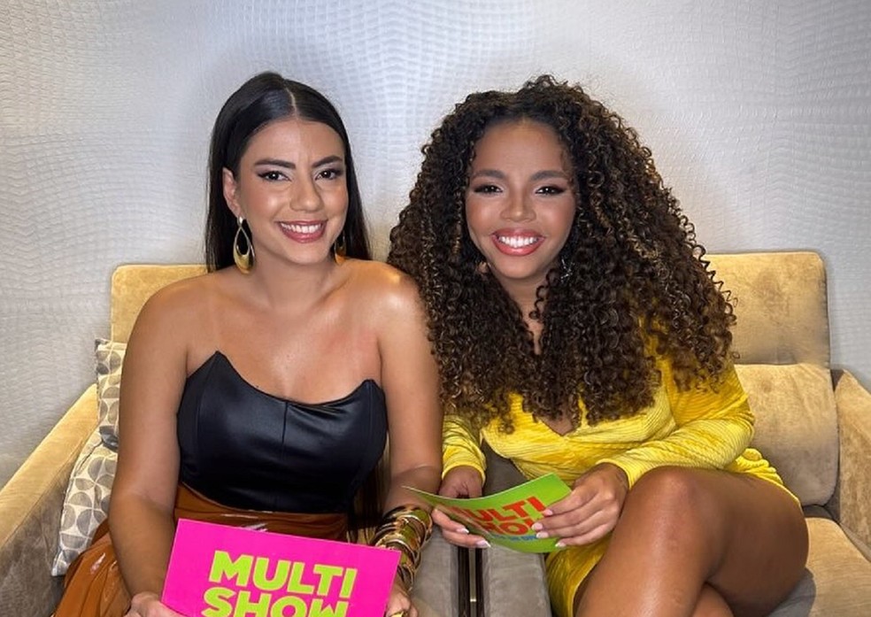 Ex-BBB Fernanda Bande comemora crachá da Globo