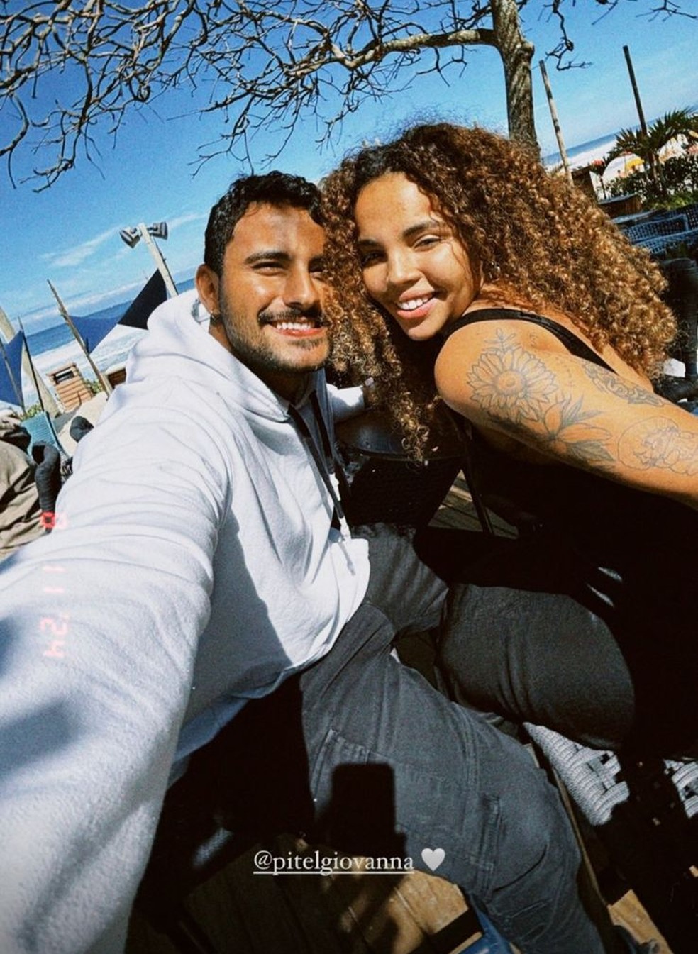 Giovanna Pitel e Lucas Pizane se divertem em dia de praia no Rio