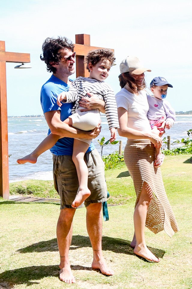 Jayme Matarazzo e esposa viajam para a Bahia com os filhos