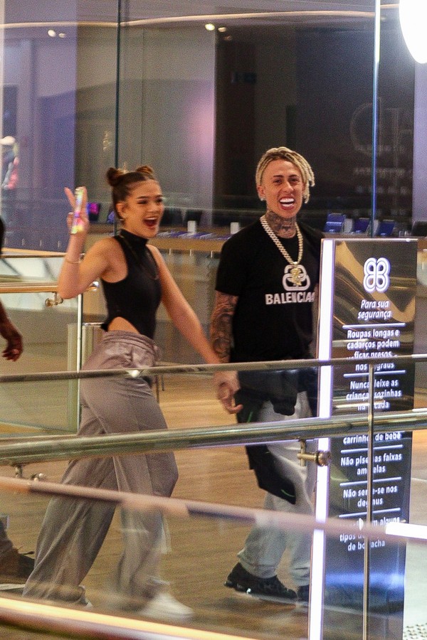 Mel Maia e Mc Daniel fazem caras e bocas em passeio no shopping