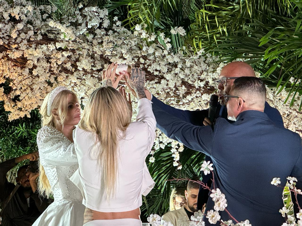 Monique Evans e Cacá Werneck se casam no Rio de Janeiro