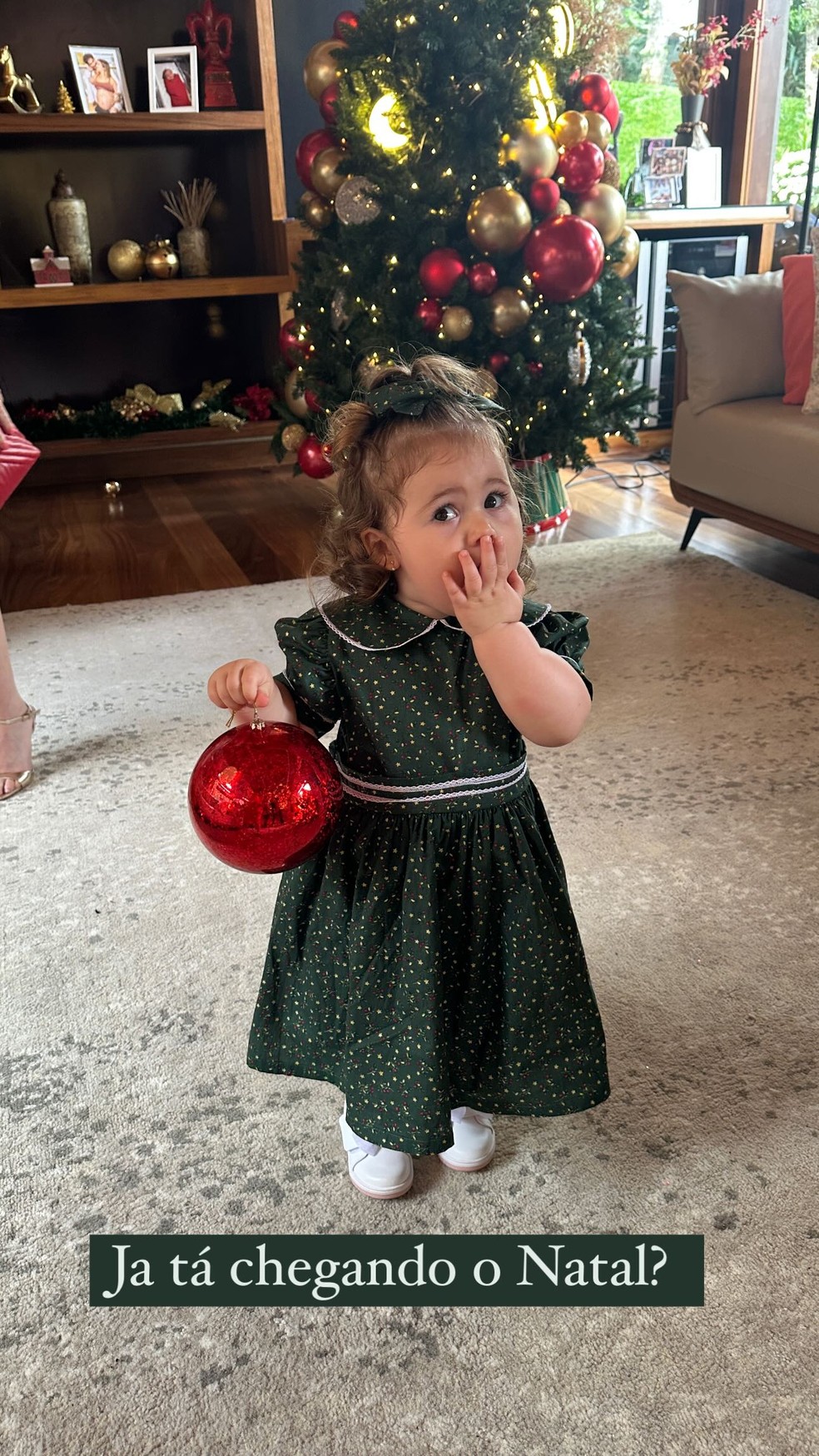 Viih Tube posa em clima de Natal com Lua Di Felice, e exibe barrigão da ...