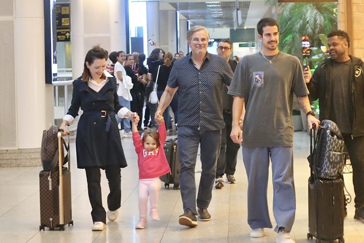 Edson Celulari embarca com os filhos Enzo e Chiara, e a esposa