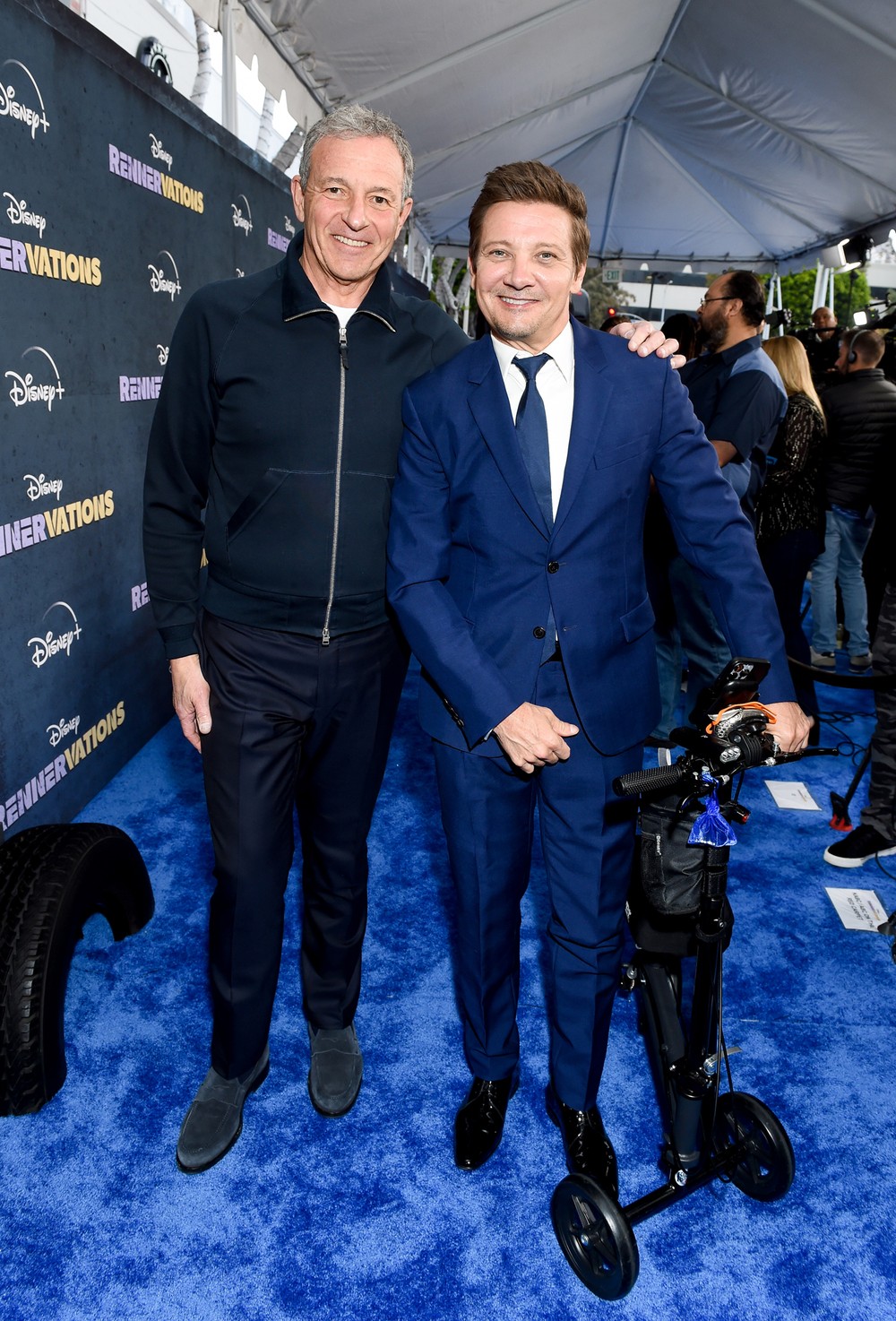 Jeremy Renner vai a primeiro red carpet após gravíssimo acidente