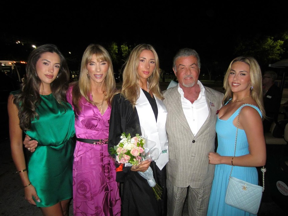 Sylvester Stallone posa com a esposa e as três filhas gatas na ...