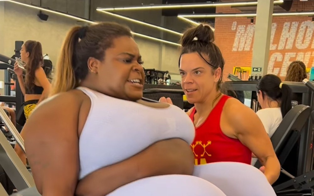 Carol Vaz, personal queridinha de famosas, toma sol de fio-dental