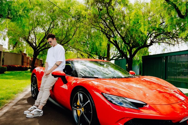 Influenciador Rezende compra Ferrari de R$ 4,5 milhões: 'É um sonho'