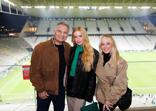 Marina Ruy canta hits ao ir com noivo bilionário a jogo do Brasil; vídeos