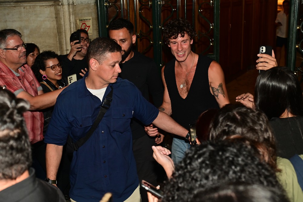 Shawn Mendes sai descalço em festa com Dua Lipa em São Paulo e é ...