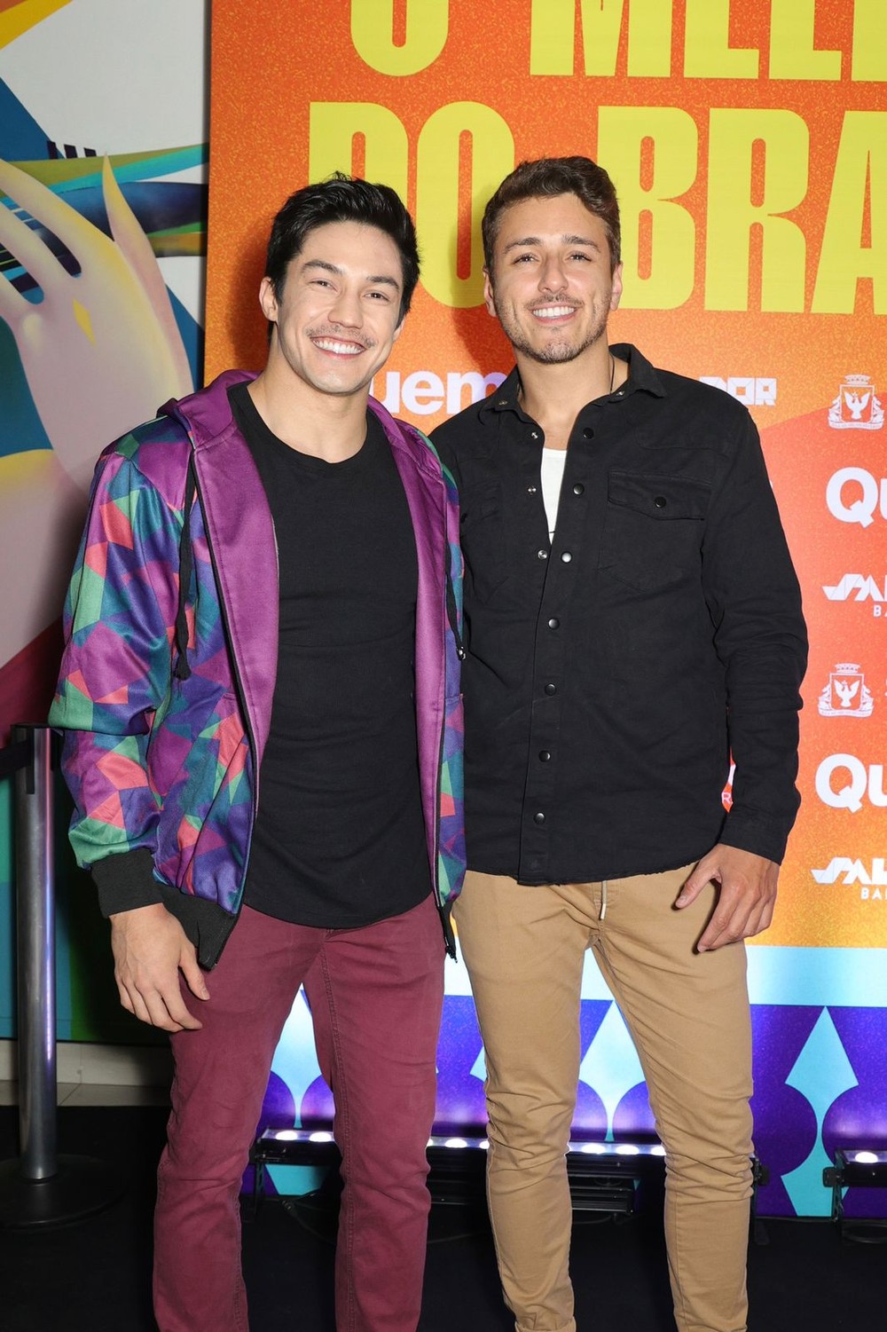 Ginasta Arthur Nory faz aparição rara com o namorado em festa