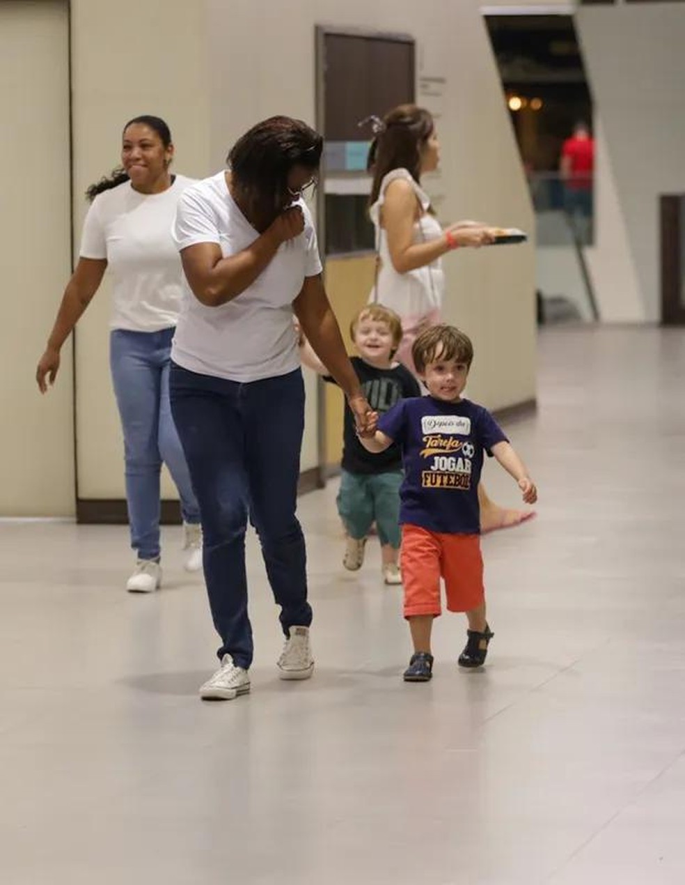 Déa Lúcia, mãe de Paulo Gustavo, passeia com os netos em shopping do Rio