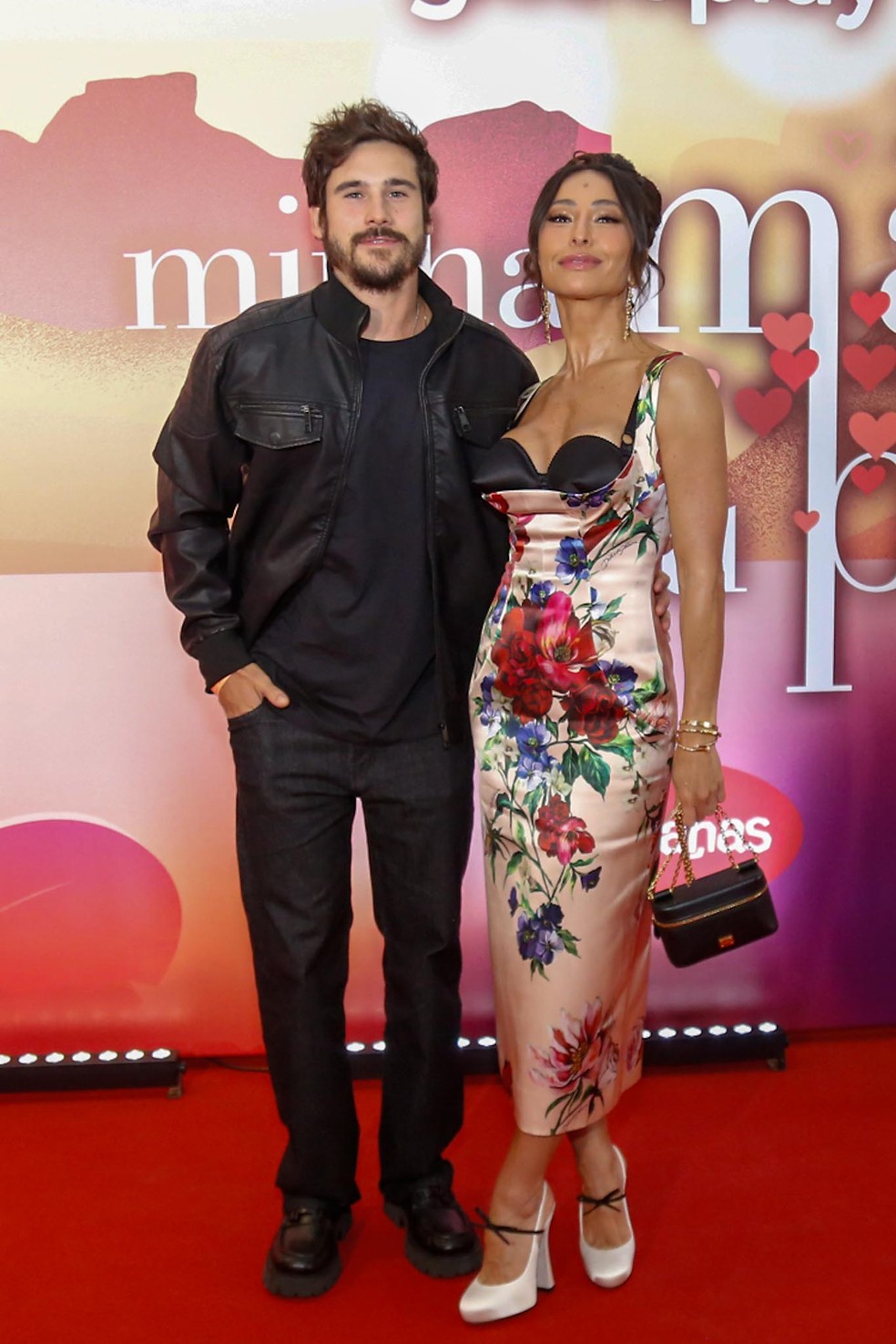 Sabrina Sato ganha buquê de rosas e beijos de Nicolas Prattes em ...