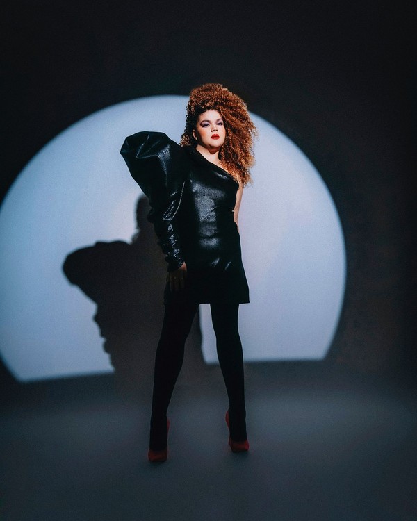 Laura Simões, filha de Fabiana Karla, celebra nova etapa artística na ...