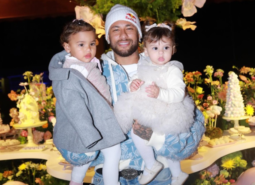 Neymar se derrete ao posar com as filhas Mavie e Helena: 'Princesinhas do papai'
