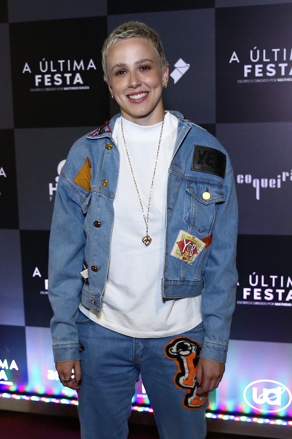 Larissa Manoela vai à première de novo filme do ex e troca beijos com ...