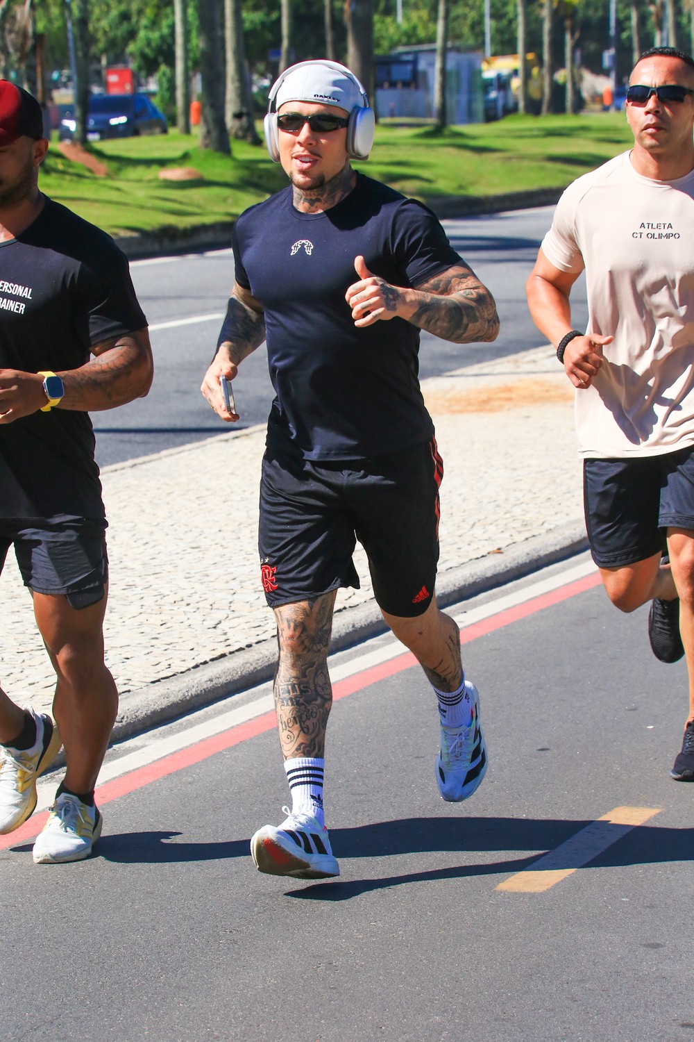 MC Daniel corre na orla da Barra na companhia de seu personal trainer ...