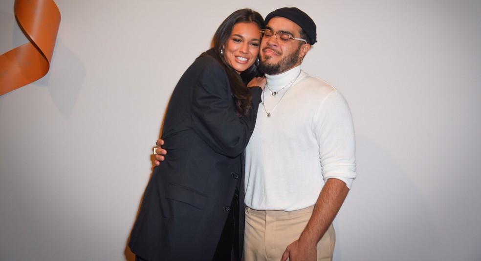 Alane troca beijos e carícias com Fran Gil após assumir romance; fotos