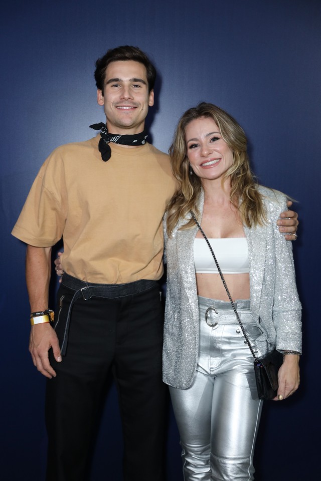 Nicolas Prattes vai com a mãe ao The Town e celebra: 'Ela é jovem ...