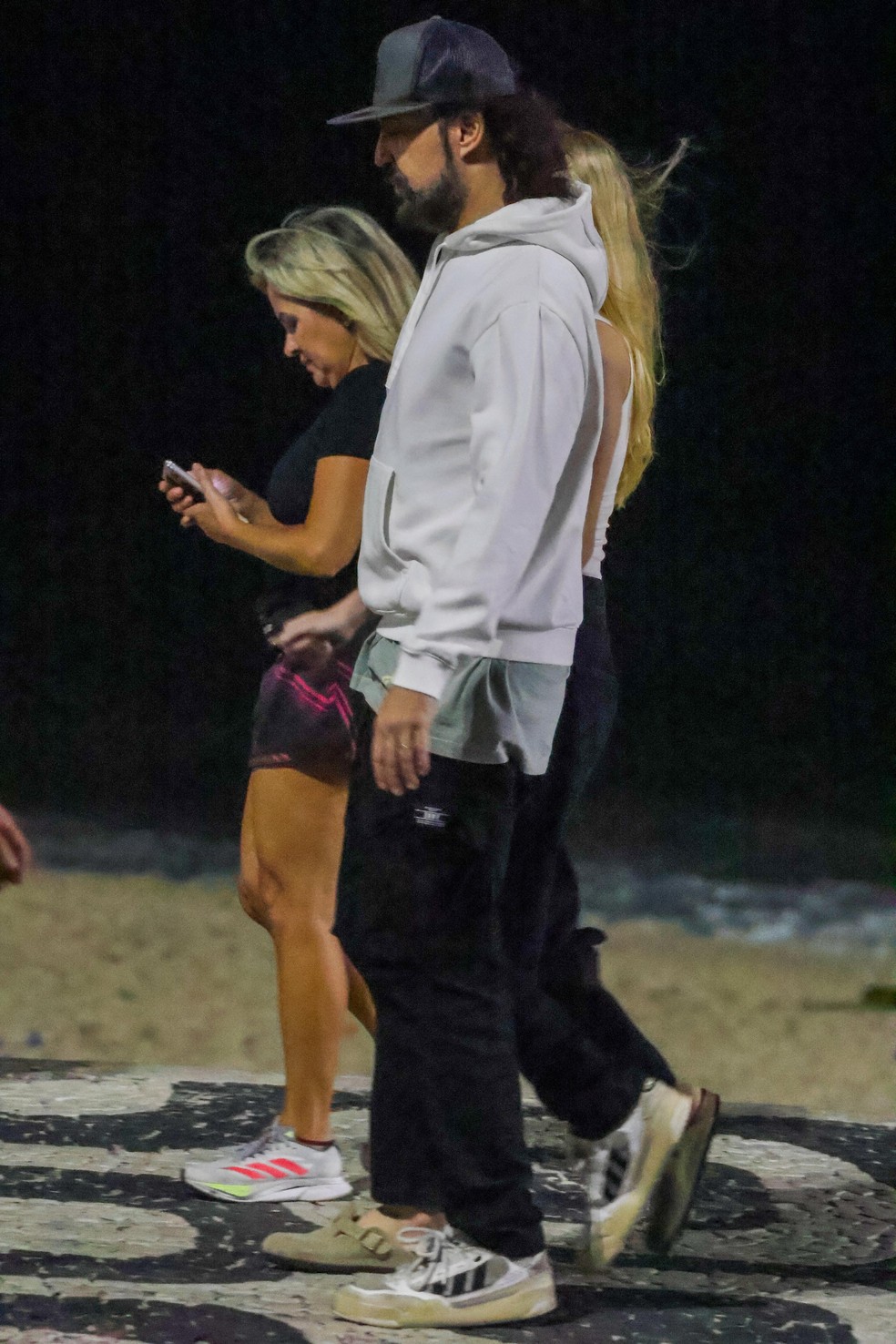 Gabriel O Pensador e a esposa, Gabriela Vicente, passeiam de mãos dadas ...
