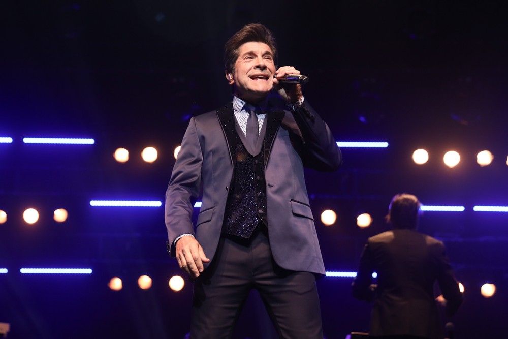 Cantor Daniel posa com a família nos bastidores de show em comemoração ...