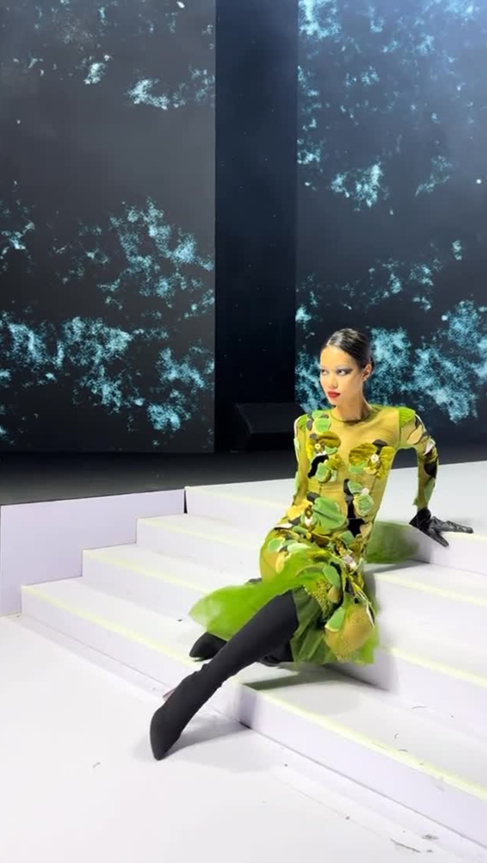 Modelo leva tombo em passarela de desfile; vídeo