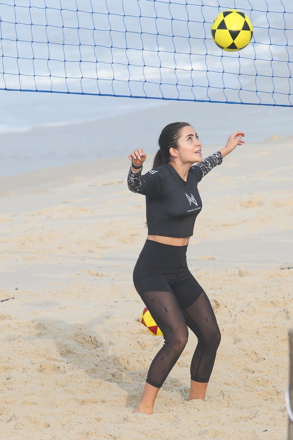 Jade Picon usa calça legging com transparência em dia de praia no Rio ...