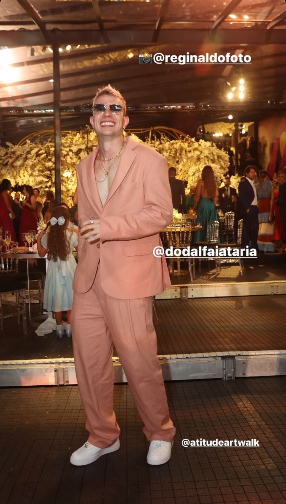 Marcella Rica e Leo Picon se vestem iguais para casamento de Carol ...