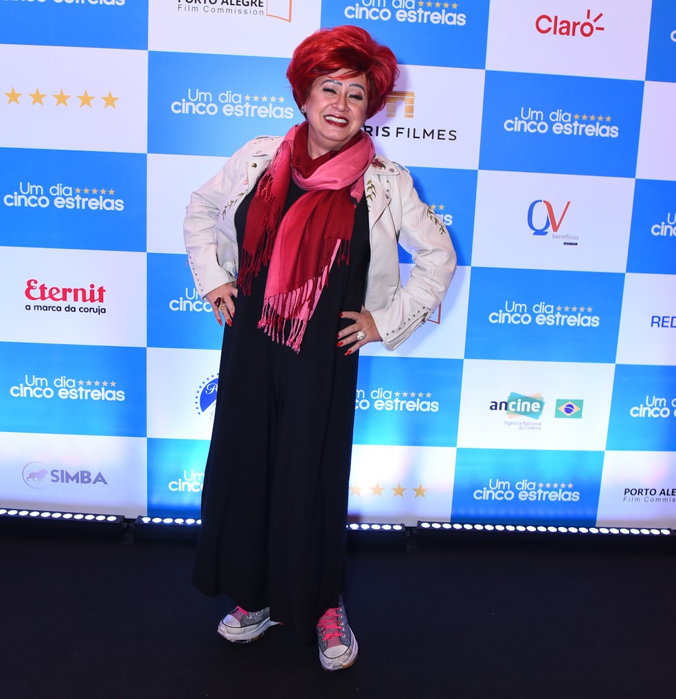 Danielle Winits brilha de look dourado recortado e parte de barriga à mostra