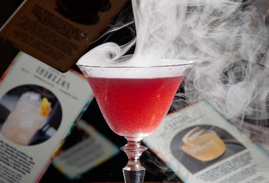 Spirit Copa Bar, do hotel Fairmont Rio, cria experiência inspirada no ...