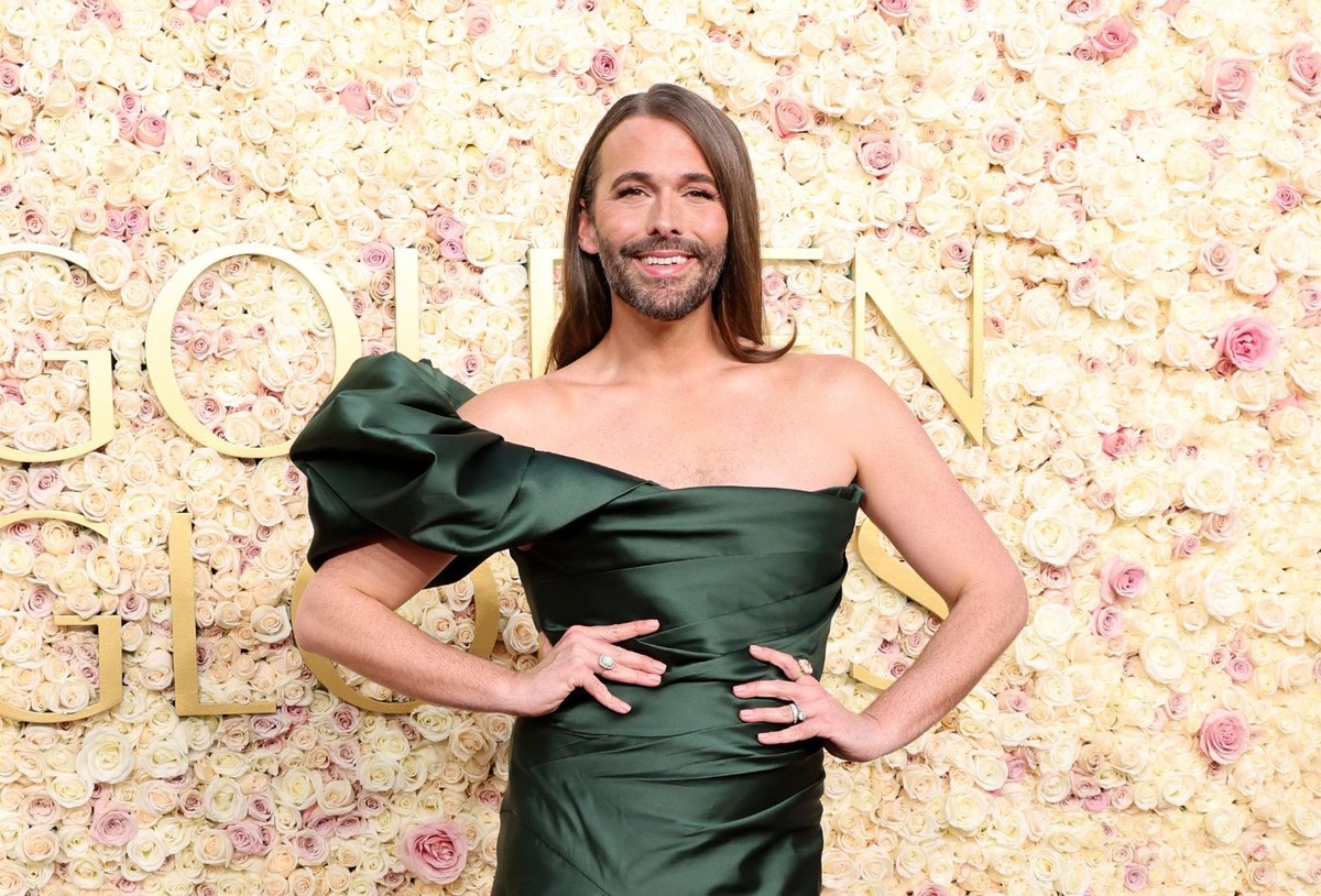Jonathan Van Ness, do Queer Eye, rouba a cena com vestido em tapete vermelho do Globo de Ouro