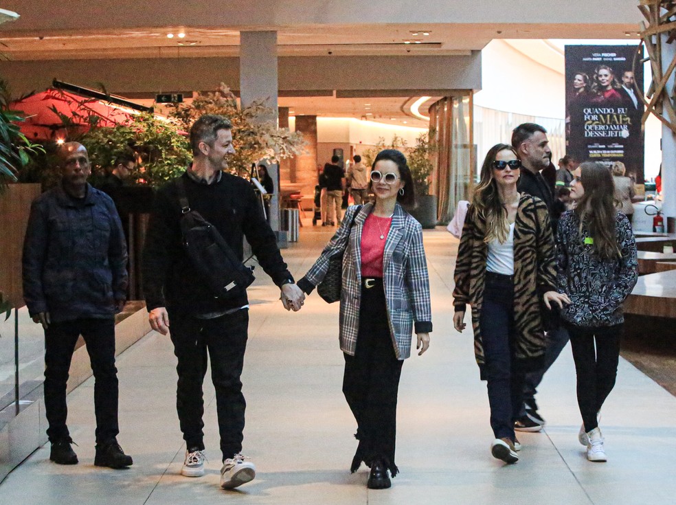 Sandy e Lucas Lima passeiam em shopping do Rio