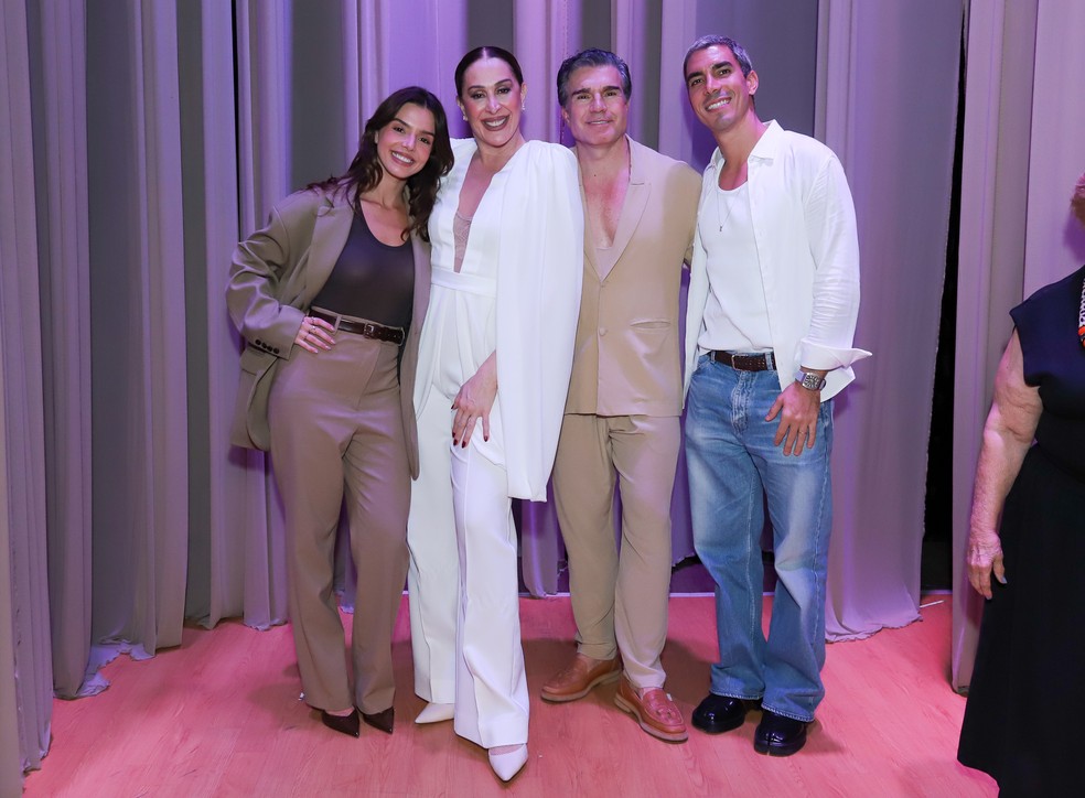 Claudia Raia reúne famosos no lançamento da curta temporada de 'Cenas ...