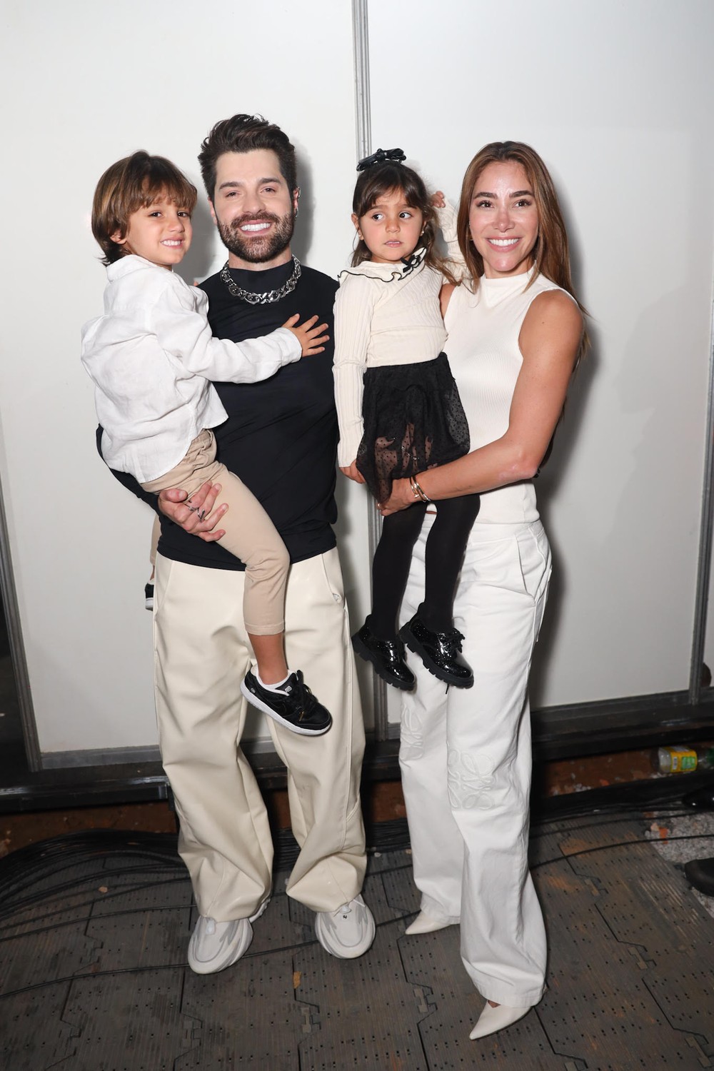 Alok recebe carinho de esposa e filhos durante show em São Paulo