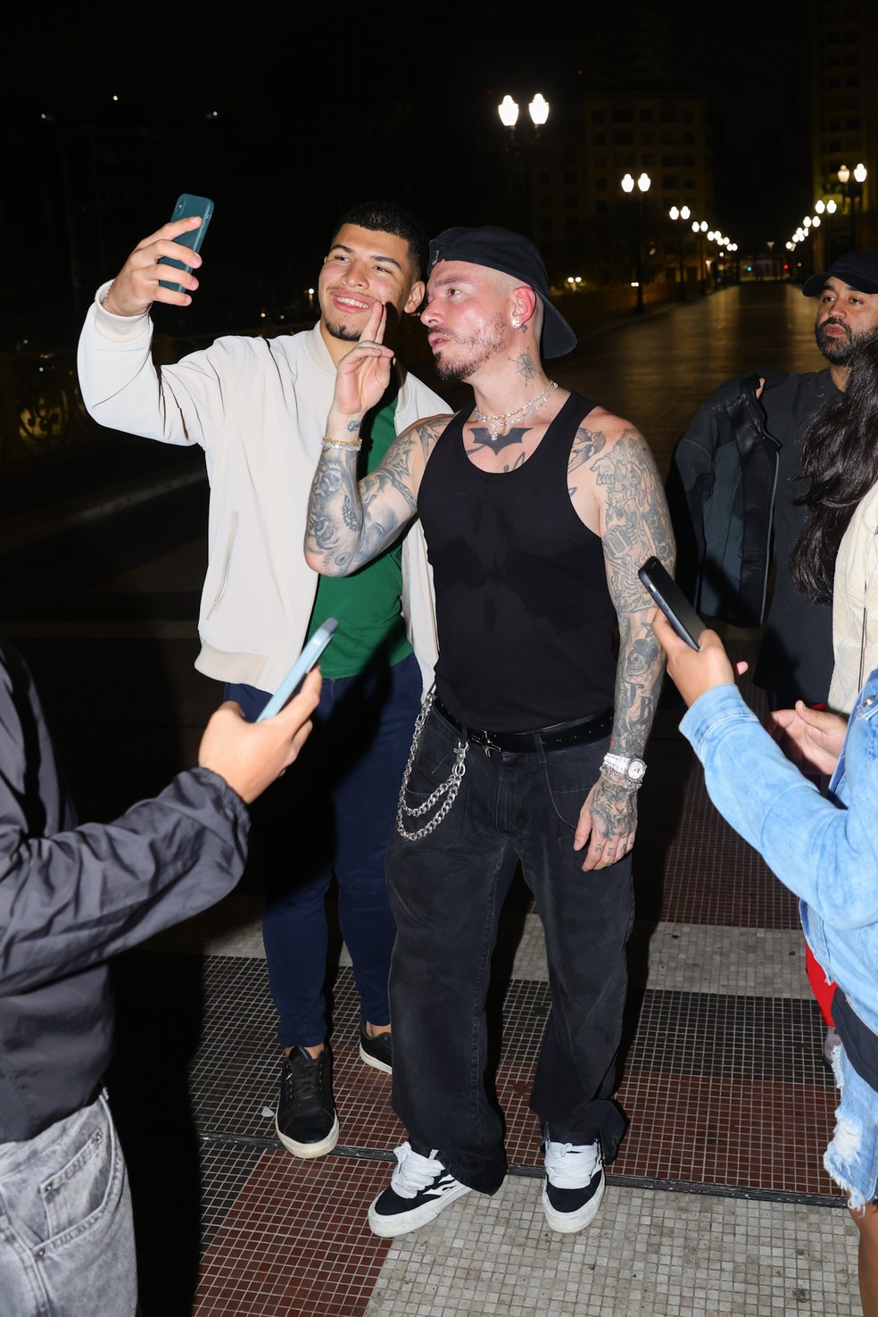 J Balvin é tietado ao deixar after party de Pedro Sampaio após show no ...