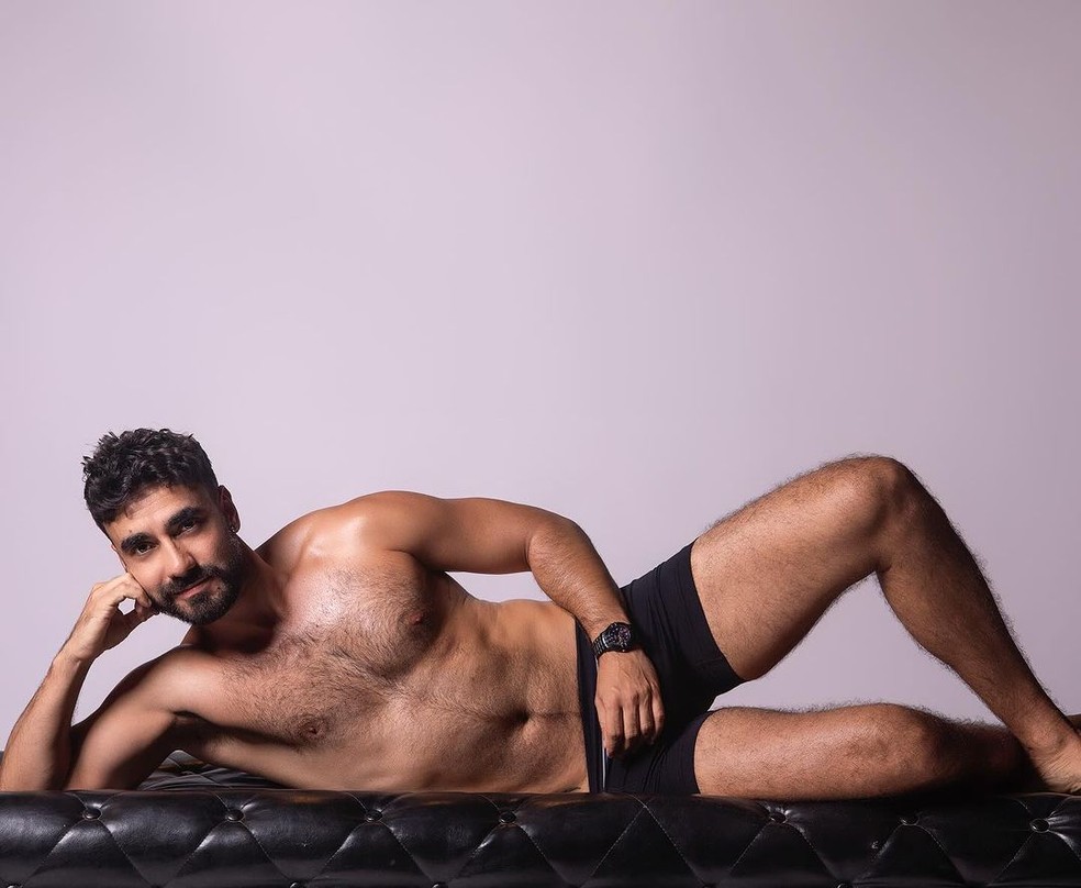 Gabriel Godoy posa só de cueca para nova fase de Chicão em 'Família é Tudo'; fotos
