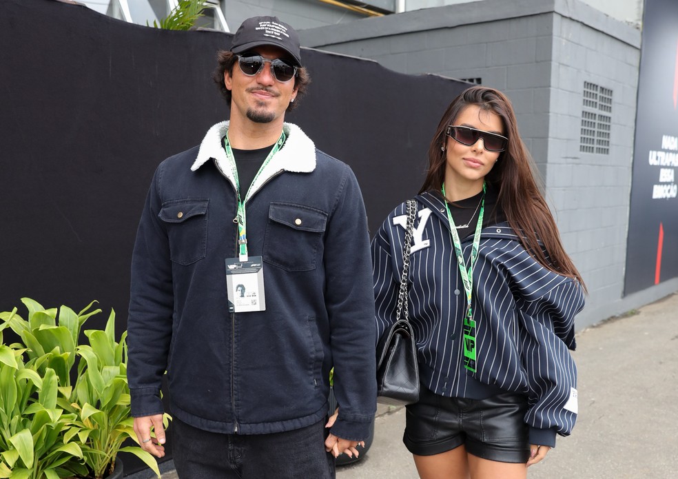 Gabriel Medina beija namorada no GP de F1; ela usa bolsa de R$ 61 mil