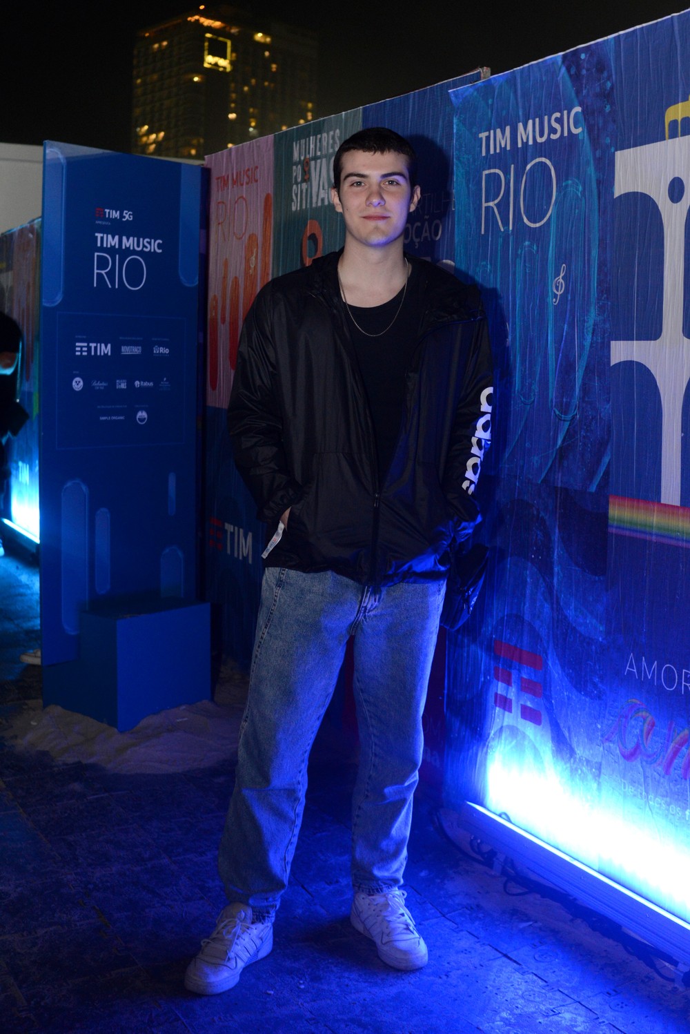 Quem é Caio Manhente? Ator foi visto aos beijos com Bella Campos