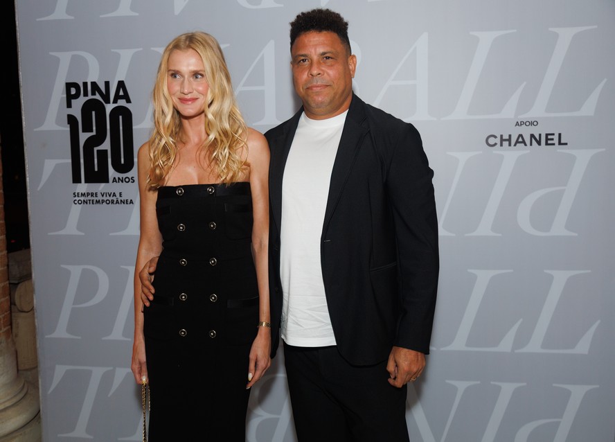 Ronaldo e Celina Locks fazem aparição pública rara em baile de gala em SP