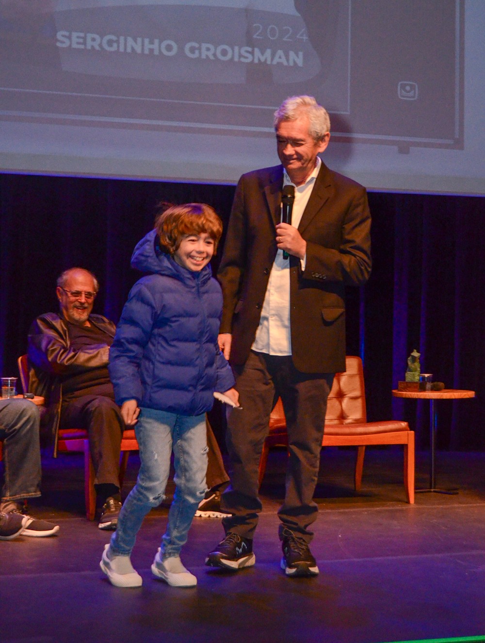 Filho de 9 anos de Serginho Groisman rouba a cena em homenagem ao pai ...