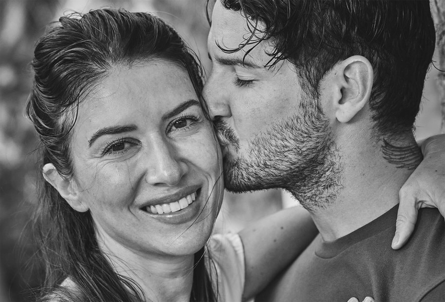 Alexandre Pato abre álbum romântico com Rebeca Abravanel e faz mistério ...