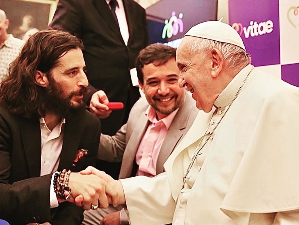 Jonathan Roumie, o Jesus de 'The Chosen', é baterista e já teve ...