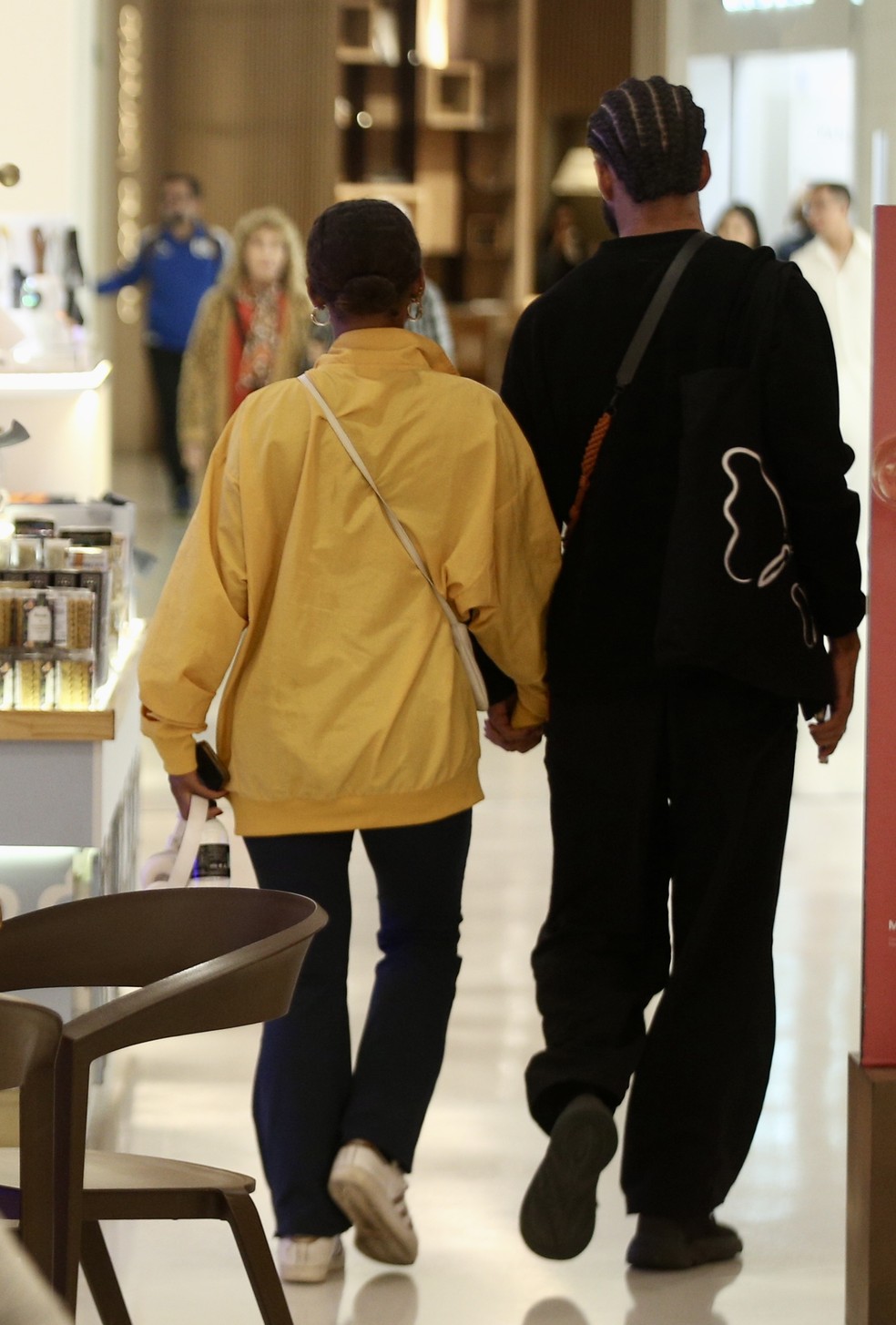Jéssica Ellen beija Vitor Sampaio, de 'Guerreiros do Sol', em shopping ...